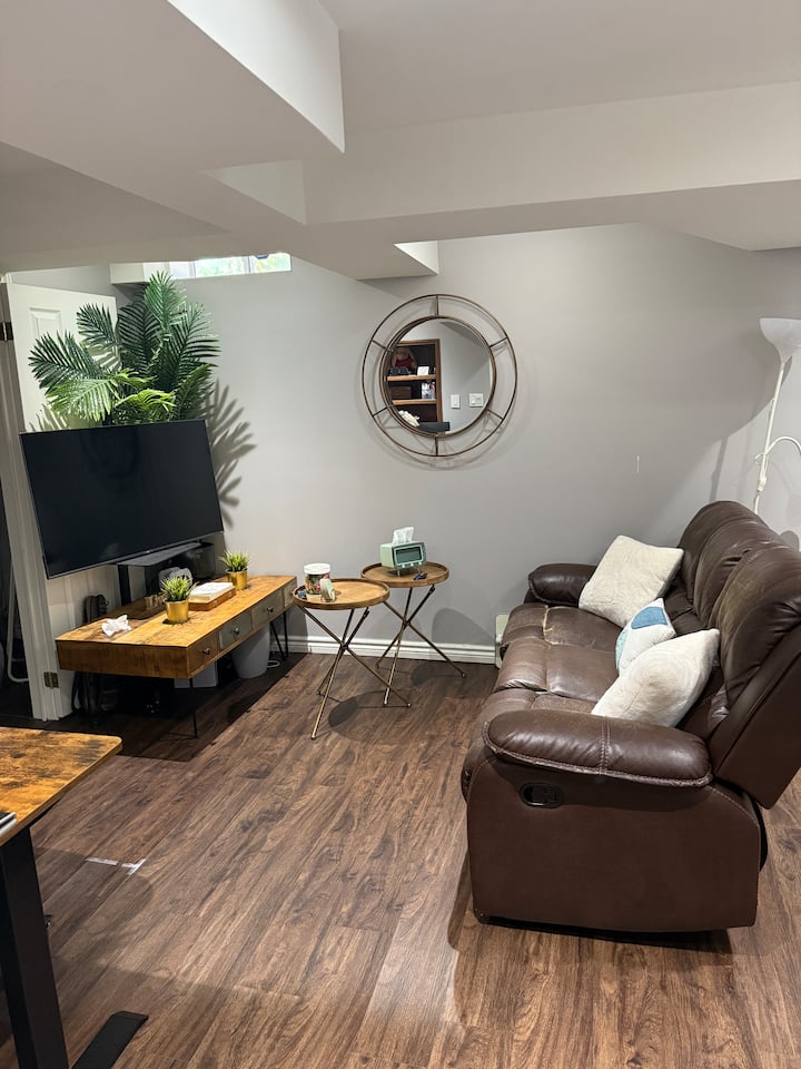 Cozy 1br Basement|private Suite - Oakville