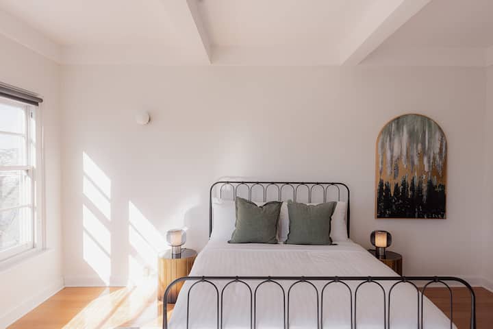 Light & Bright Trevallyn Stay With River Views - 론서스턴