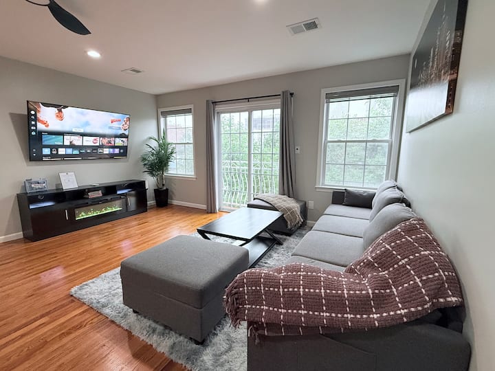 Explore Nyc/nj
Stylish Stay W/garage+ev Charging - Bayonne