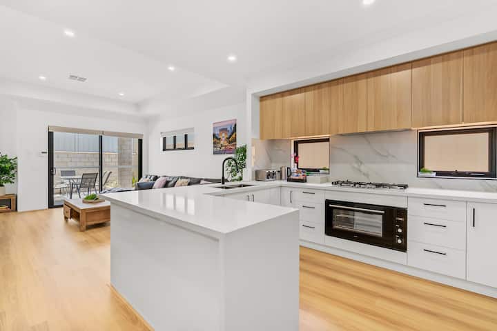 10 Min Airport & Cbd | Central 4br Bayswater Home - Perth