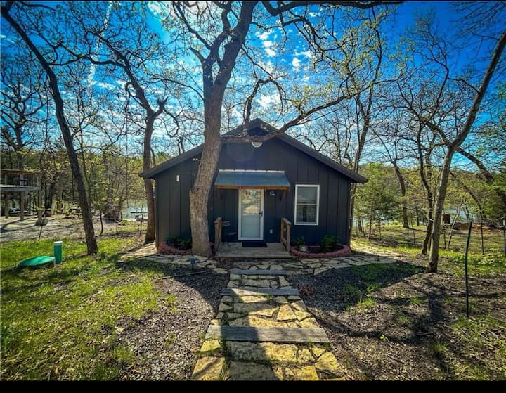 Ember Lake Retreat  Lakefront Getaway - Pleasanton, KS