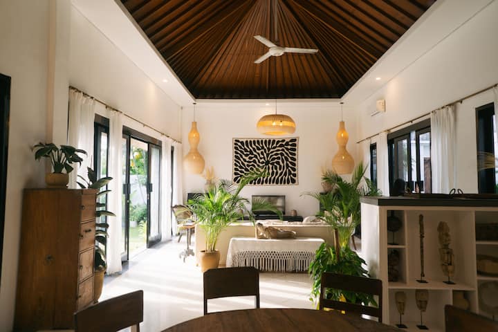 Splendid 3 Br Villa With Large Pool And Garden - Canggu