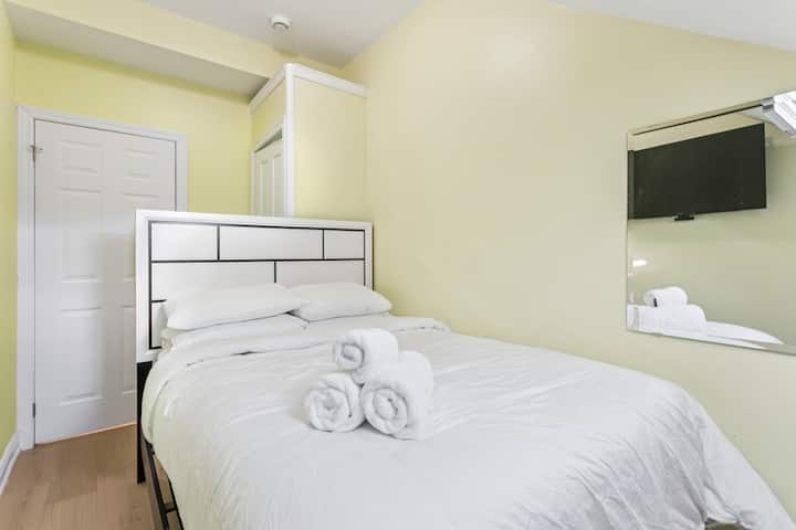 Beautiful Room At Bloor-dale Village (Peace) - Toronto