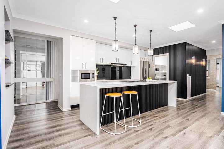 Stylish Spacious 5br Multifunctional Retreat Home - Melton