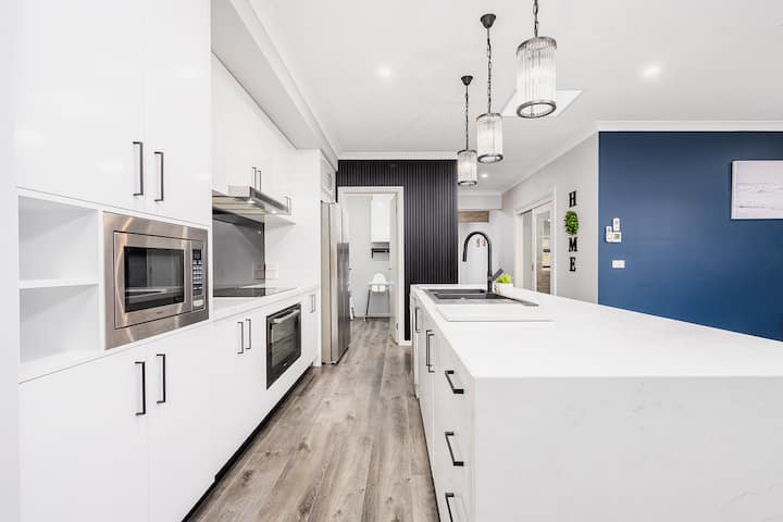 Stylish Spacious 5br Multifunctional Retreat Home - Melton