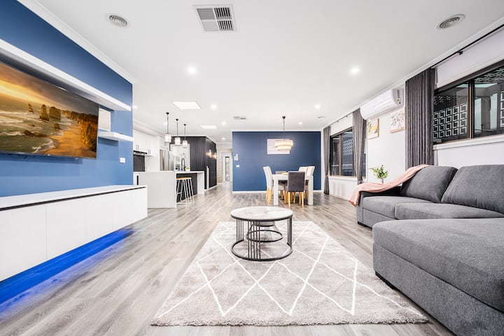 Stylish Spacious 5br Multifunctional Retreat Home - Melton