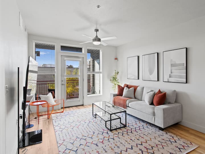 Ski Resorts + Free Parking + 1 Min Walk To Trax! - Salt Lake City, UT