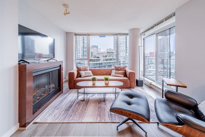 Amazing Views ! Leather Furnitures ! Cozy Condo ! - Vancouver