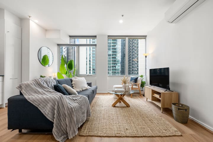Serene & Spacious 2br W/ Free Parking Pool+ Gym - Melbourne