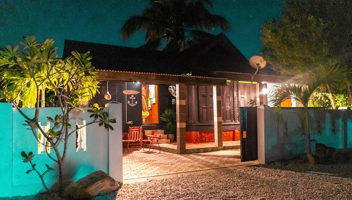Tropical Beach Villa - A Walk To The Beach - Pantai Cenang