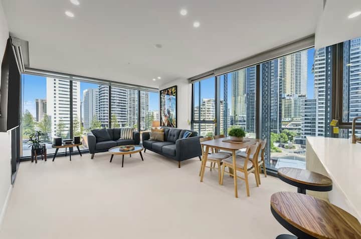 Luxurious Coastal Getaway With Secure Parking Spot - Broadbeach