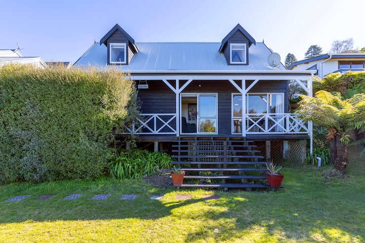 Wakeman Cottage, A Cozy Getaway Overlooking Lake T - Taupō