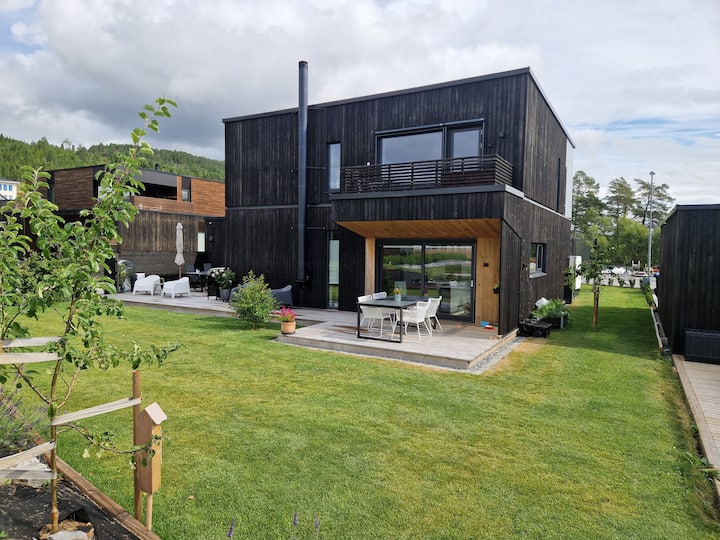 Moderne Funkishus Med 4 Soverom Og Uteplass - Molde