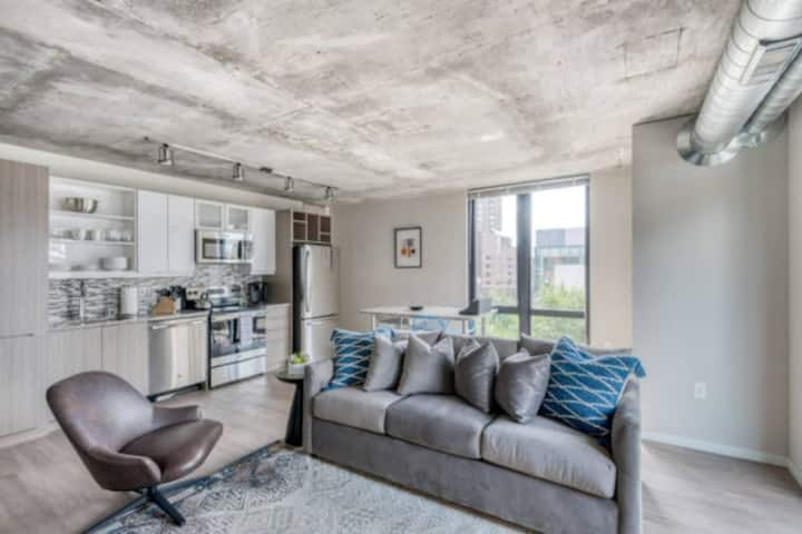 2 Br | 9th | Gym | Sky Lounge | Rooftop Pool - Minneapolis