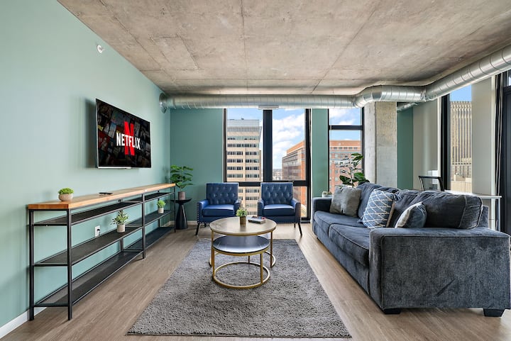 5 Star Luxury Downtown Condo With Pool & Gym - Minneapolis, MN