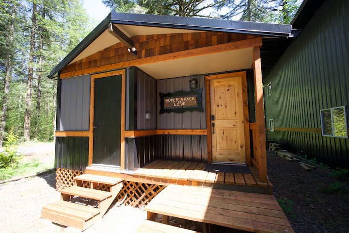 Cabin Getaway By Mt. St. Helens • Hiking & Boating - State of Washington