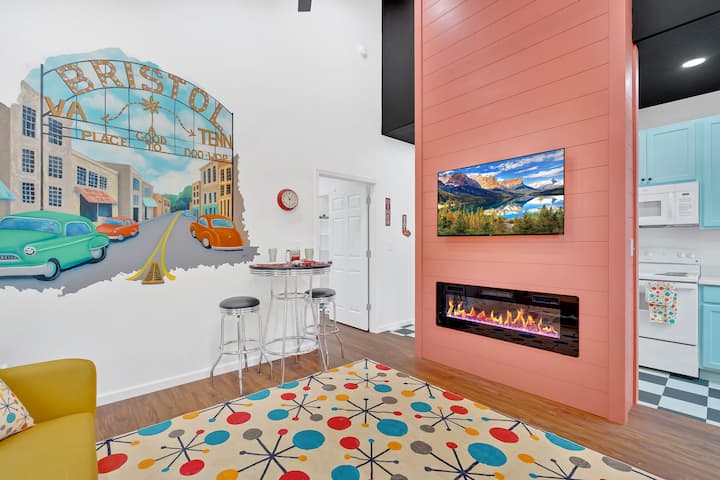{Doo-wop Den} 50’s Vibe + Hot Tub - Bristol, TN