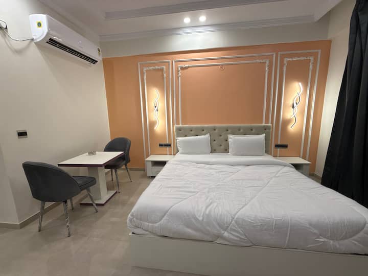 Vatika Apartment Omax Hazaratganj - Lucknow