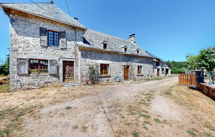 2 Bedroom Awesome Home In Sarroux - Saint Julien - Lac de Bort-les-Orgues