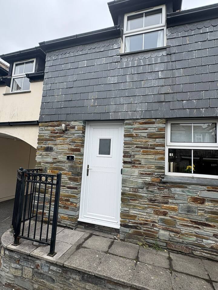 6 Coachyard Mews, Padstow Centre, 3-bed Sat Change - Padstow