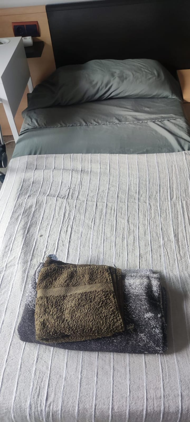 Habitación Amplia, Ideal Para Descansar O Trabajar - Terrassa