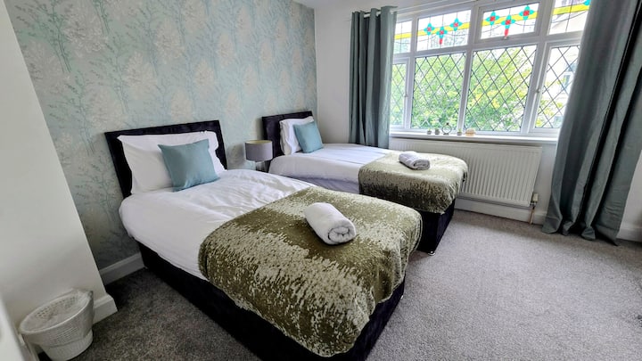Modern & Fully Equipped Home - Wolverhampton