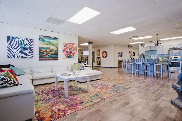 Beale 2 Bks, Huge 5000 Sqft Condo, 10 Beds+parking - Memphis, TN