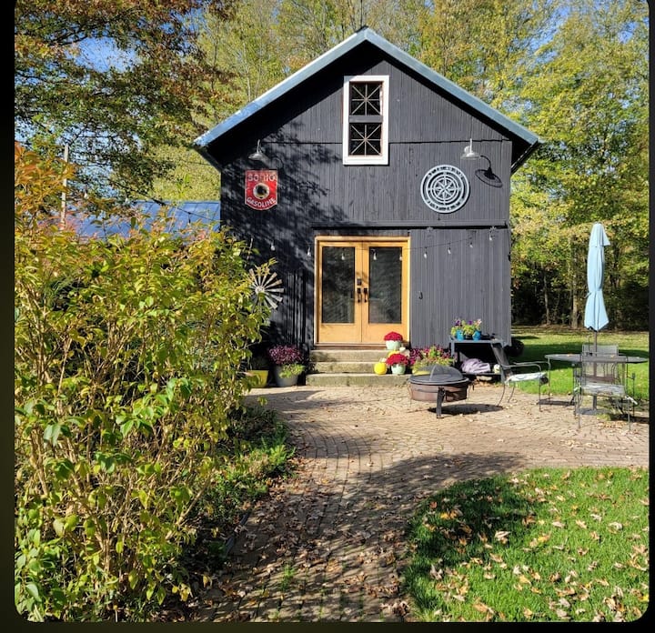 The Black Barn Guest House - Columbia, OH