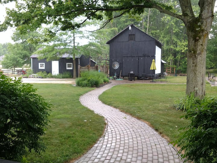 The Black Barn Guest House - Grafton, OH