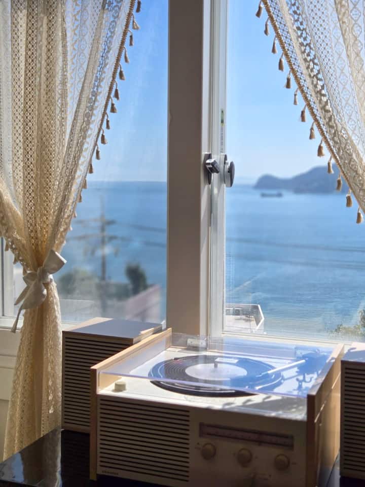 여울소리_흰여울문화마을숙소/바다뷰/주차가능/6인이상/부산추천관광지/영도카페거리/버스1분거리 - Busan