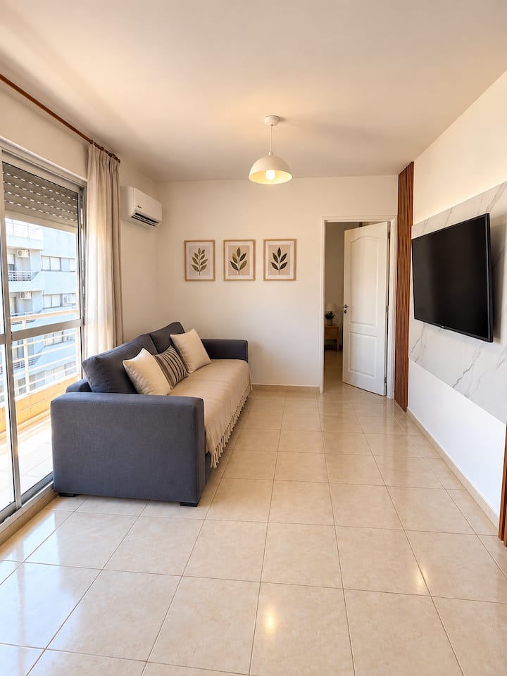 Amplio Depto. De 1 Dormitorio Con Balcón Al Frente - Rosario