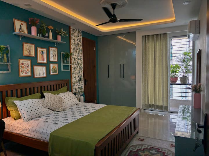 Leaf & Light Room | Shared Apartment | Green Park - New Delhi