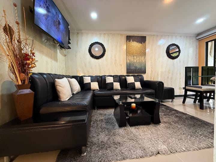 Cómoda Casa Para Que Pases Una Estadía Agradable - Medellin, Antioquia, Colombia