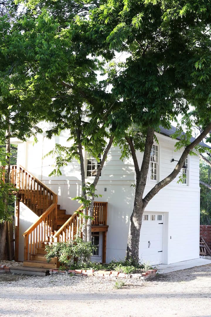 Gated Carriage House Cottage On Austin Ave - Cameron Park Zoo, Waco