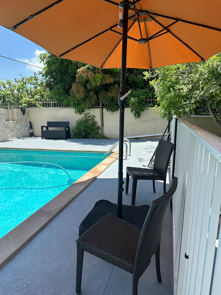 Love Story Pool House, Free Parking & Bbq - Miami, FL