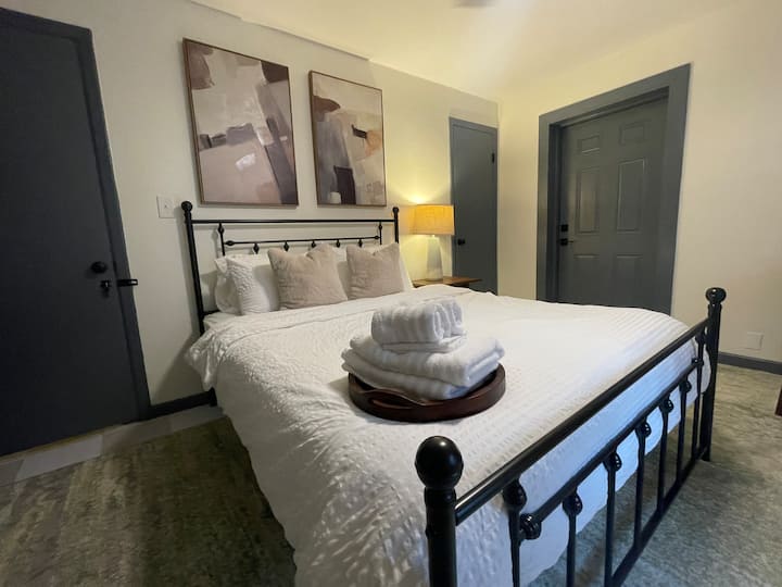 Chic Studio | Private Entry | Near Uf + Downtown - Gainesville, FL