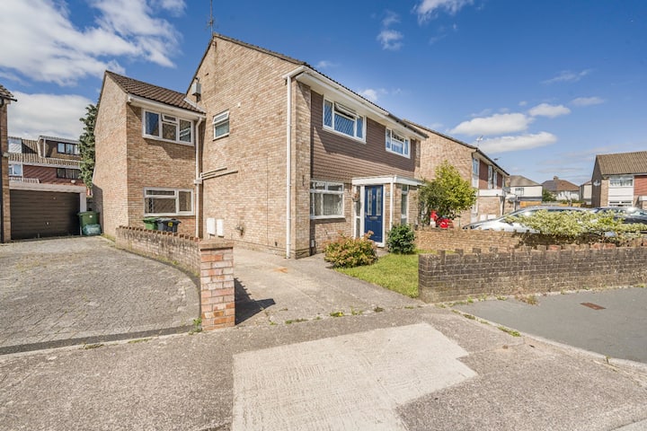 Stylish Spacious 3bed Home In Quiet Cardiff Suburb - Barry