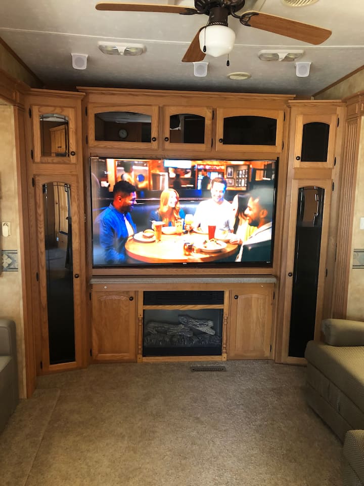 Recover: King Size Bed - 65" Tv - Moving On Up! - United States