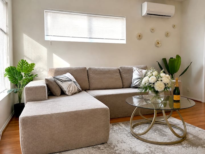 Modern & Cozy Apt - Hidden Haven - Burbank