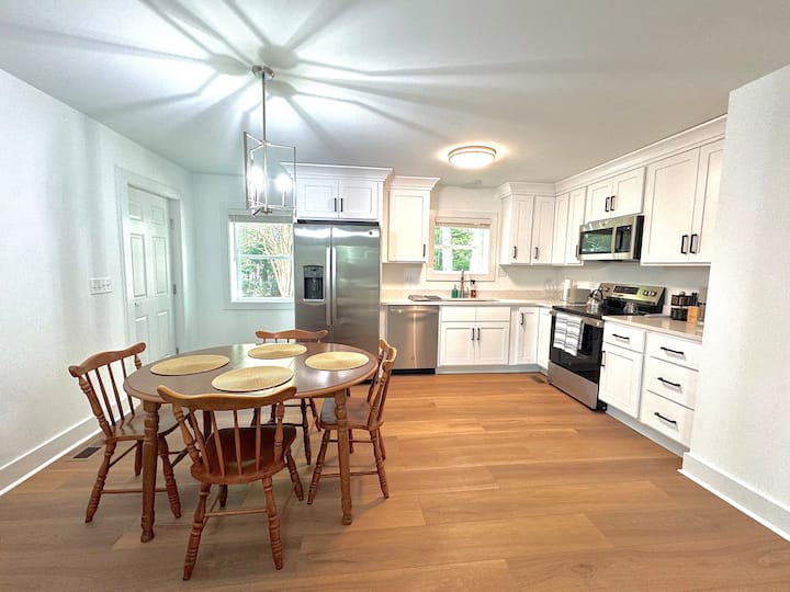 The Coastal Outpost- Free Parking-family Friendly - Hampstead, NC