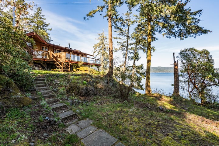 Oceanfront Rustic Treehouse - Sooke