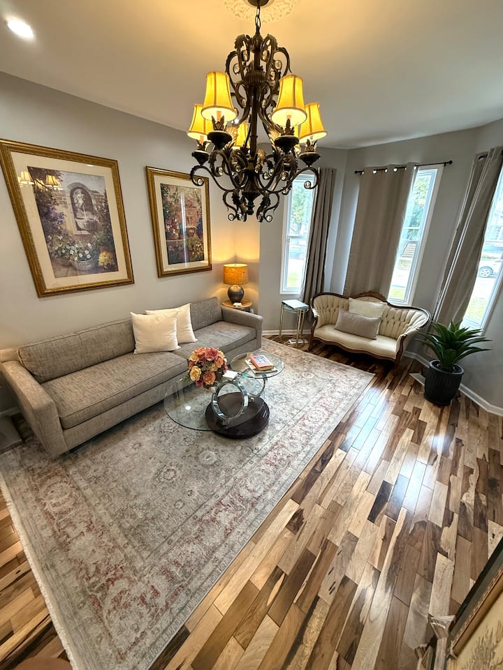 Chic 2br Retreat 10 Minutes From Midway Airport - Cicero, IL