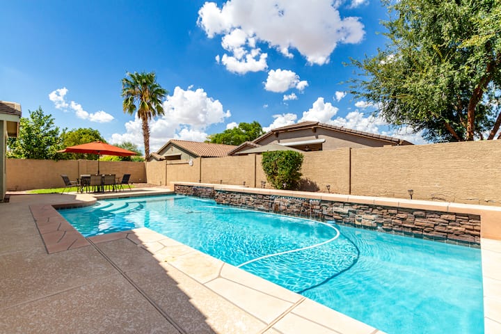 Sunset Stadium Stay!
5 Min To State Farm Stadium - Glendale, AZ