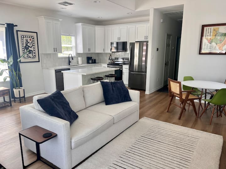 New Bright Modern 2/2 With Patio – Close To Square - Lockhart State Park, Lockhart