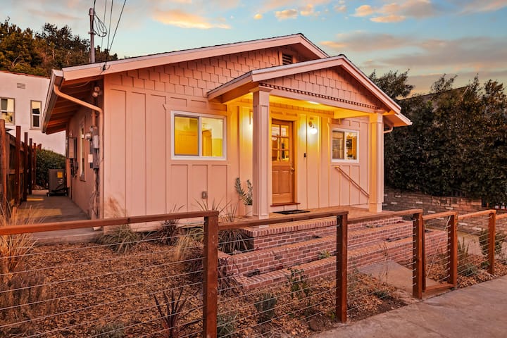 Chic 2br Boho Bungalow 
W/private Deck & Yard - Los Angeles, CA