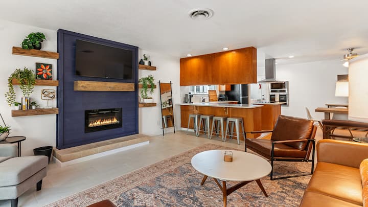 Modern Home Near Sac State & The American River - Sacramento, CA