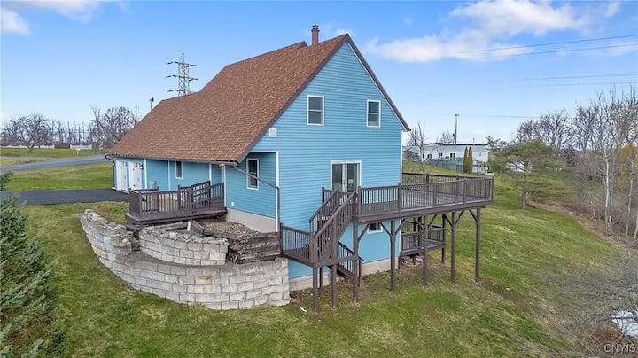 Hilltop Retreat - Oswego, NY