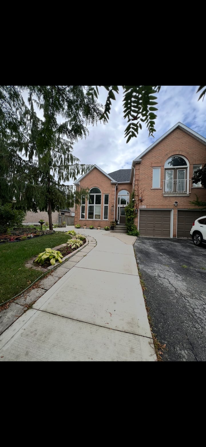 Luxury Basement Suite • Lounge, Dining & Comfort - Oakville