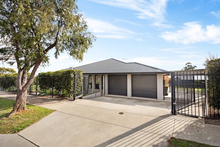 Lilly House 5 Bedroom 2 Bathroom - Adelaide
