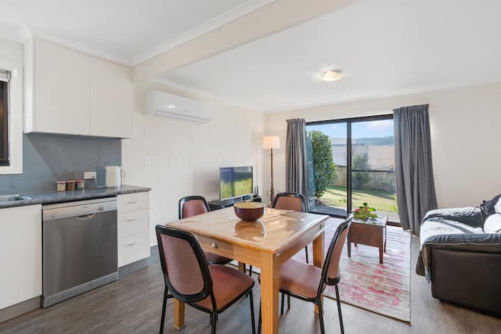 Kingston Stylish Villa-cozy Meets Convenience - Hobart